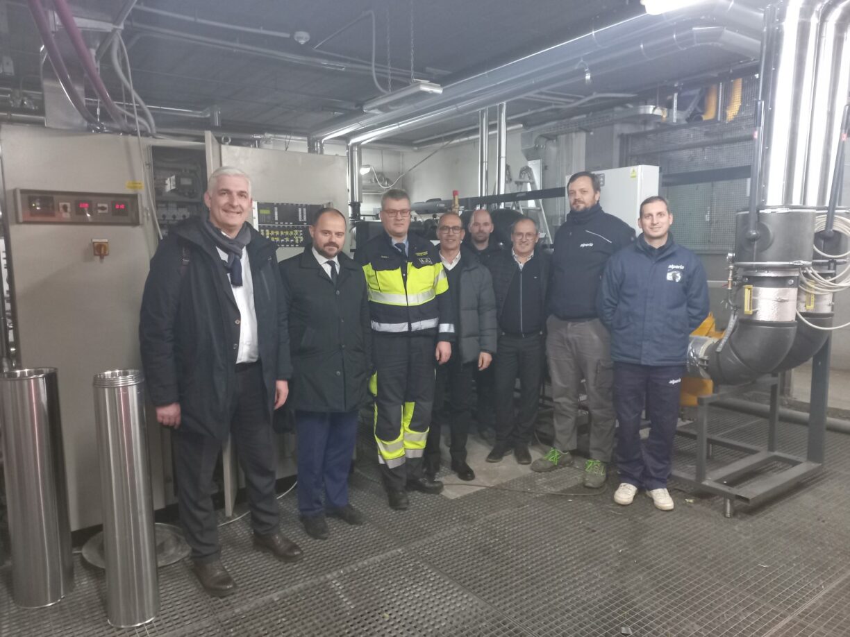 Zentrale der Berufsfeuerwehr Bozen an Alperia-Fernwärmenetz ...